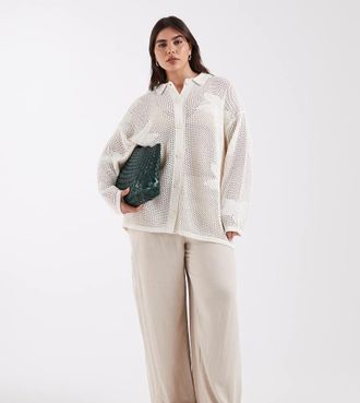 Pretty Lavish Curve Chemise densemble oversize &agrave; fleurs en maille ajour&eacute;e - Cr&egrave;me-Blanc