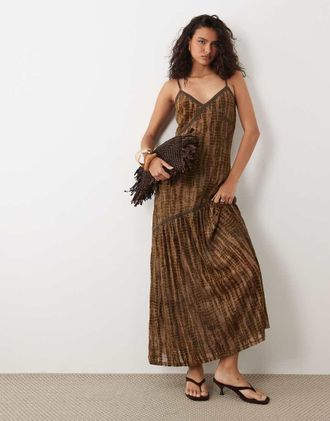 Vila Robe caraco longue en jacquard avec bords contrastants - Marron