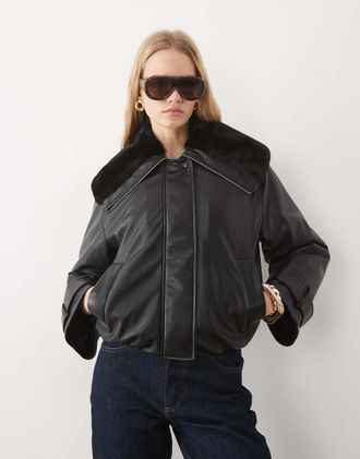 Calvin Klein Jeans Bomberjacke in Lederoptik mit Kragendetail in Schwarz