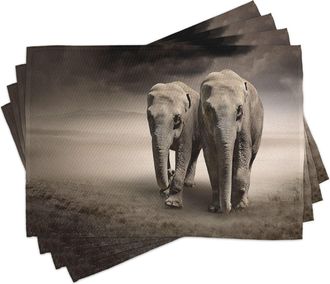 Abakuhaus Elefant Platzmatten, Paare Der Elefanten Bewegung, Die Staubigen Hintergrund Wolken Wildnis Wüsten Druck, Waschbare Stoff Esszimmer Küche Tischdekorat