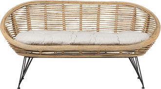 Beliani Gartensofa Rattan nat&uuml;rlich Auflage beige Metallbeine schwarz Boho-Stil Maratea