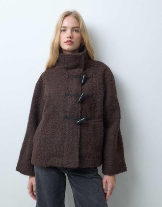 Pieces veste courte textur&eacute;e &agrave; col chemin&eacute;e et fermeture &agrave; brandebourgs marron
