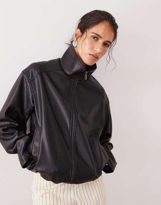 4th & Reckless hochgl&auml;nzende Cropped-Pufferjacke aus Kunstleder mit Stehkragen als Co-ord in Schwarz