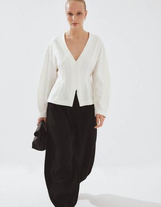 NA-KD Elegante, figurbetonte Bluse in Cremewei&szlig; mit Knopfleiste