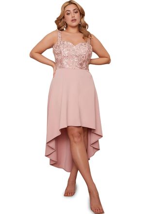 Chi Chi London Damen Kleid in Übergröße, Bestickt, mit tiefem Saum, in Blush Cocktailkleid, 50 Plus