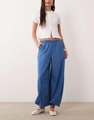 Asos Pantalon en jean coupe ballon - D&eacute;lavage moyen &eacute;pur&eacute;-Bleu