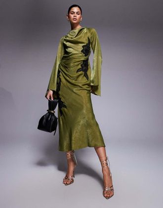 Asos Midaxikleid aus Satin in Olivgr&uuml;n mit U-Boot-Ausschnitt und floraler Spitzenapplikation