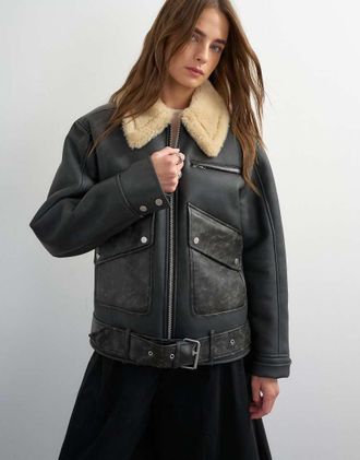 Topshop Bikerjacke aus Shearling mit G&uuml;rtel in Schwarz und Cremewei&szlig;