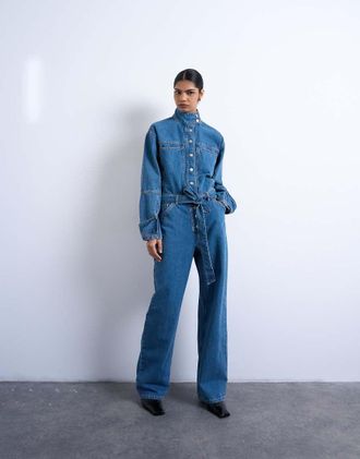 Topshop Combinaison en jean &agrave; col chemin&eacute;e et ceinture - Bleu moyen