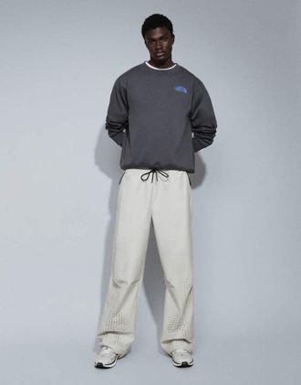 Nike Tech Shori Jogger mit weitem Bein und Perforierung in Hellbeige-Neutral
