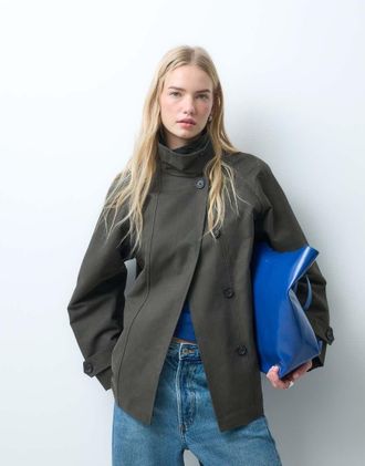 Arket trench-coat court en velours c&ocirc;tel&eacute; cir&eacute; couleur kaki-Vert