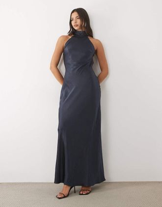 Tfnc robe longue en satin &agrave; col montant, dos nu et d&eacute;tail foulard, bleu marine