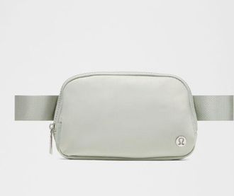 lululemon Everywhere G&uuml;rteltasche 1 L - Gr&ouml;&szlig;e 1 l in Meadow Haze/Silver