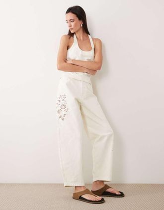 Miss Selfridge Jeans in Ecru-Waschung mit Lochmuster-Wei&szlig;