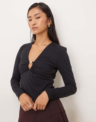 Abercrombie & Fitch BH-freies, lang&auml;rmliges Oberteil in Schwarz mit V-Ausschnitt und Metalldetail