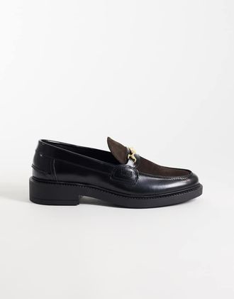 Noak in Portugal hergestellte Pennyloafer mit goldfarbenem Trensendetail aus schwarzem Leder und braunem Wildleder-Multi