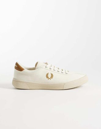 Fred Perry Canvas-Tennisschuhe in Ecru und dunklem Kamelbraun-Wei&szlig;