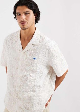 adidas Originals Resort - Chemise en cr&eacute;pon &agrave; imprim&eacute; fleuri - Blanc cass&eacute;