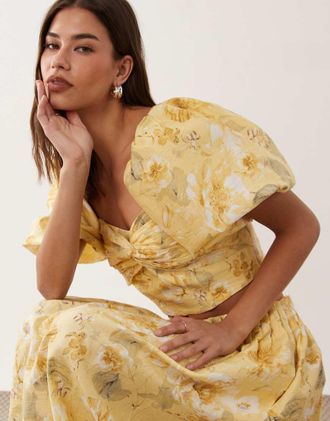 Vero Moda schulterfreies Crop-Top mit Volant&auml;rmeln als Kombiteil in gelbem Blumenmuster