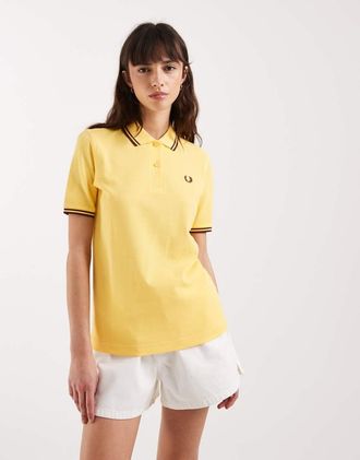 Fred Perry Polo &agrave; liser&eacute; double et logo - Jaune