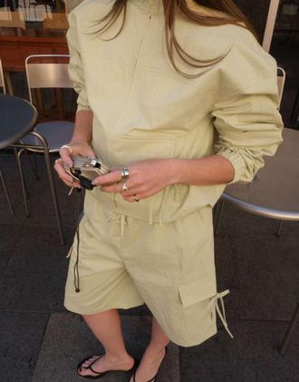 NA-KD x Charlotte Olivia veste &agrave; demi-zip avec d&eacute;tail de poche beige-Neutre