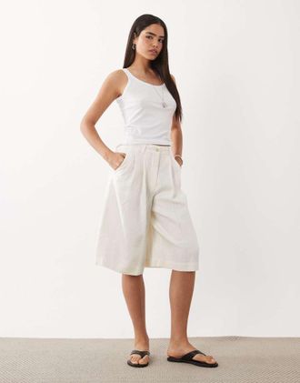 Arket Longline-Barrel-Leg-Shorts aus reinem Leinen in Wei&szlig;