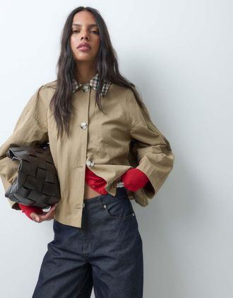 Asos kurzer Trenchcoat mit Falten-Detail und Karofutter in Dunkelstein-Neutral