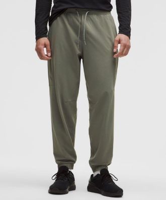 lululemon Zeroed In Cargohose im Classic Fit Normale L&auml;nge f&uuml;r M&auml;nner - Gr&ouml;&szlig;e 2XL in Grey Sage