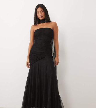 Lace & Beads Petite robe longue en tulle sans bretelles fronc&eacute;e avec d&eacute;tail &eacute;charpe noire