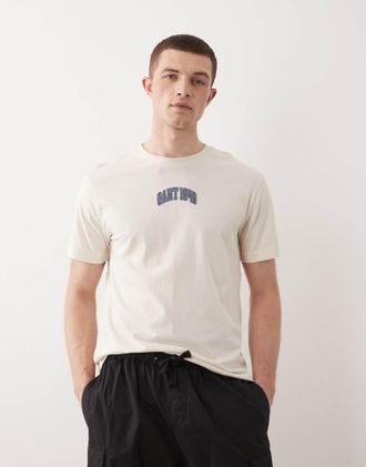 GANT T-Shirt in Creme mit mittigem College-Logo auf der Brust-Neutral