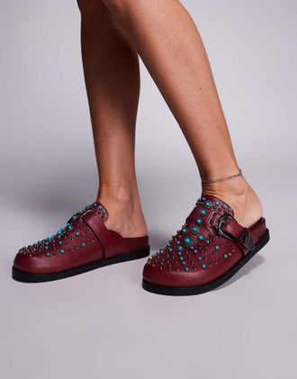 Azalea Wang Azalea Wang - Flair - Clogs in Burgunderrot mit Nietenbesatz und Schnallendetail