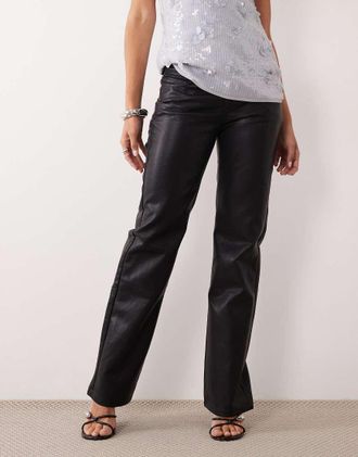 Lioness Heartbreaker pantalon en simili cuir taille basse &agrave; jambe droite en vinyle noir