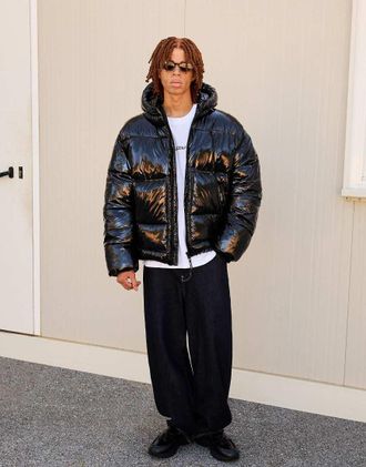 Bershka Pufferjacke mit Kapuze in Schwarz