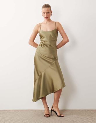 Asos Robe nuisette en satin &agrave; ourlet asym&eacute;trique - Kaki-Vert