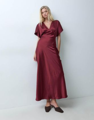 Gina Tricot Gina Tricot Maxikleid aus Satin mit Fledermaus&auml;rmeln und tiefem Ausschnitt in Burgunderrot