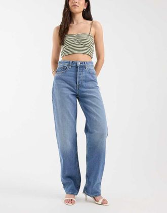 Tommy Jeans Layla - Schmal geschnittene Straight-Fit-Jeans in mittelblauer Waschung mit hohem Bund