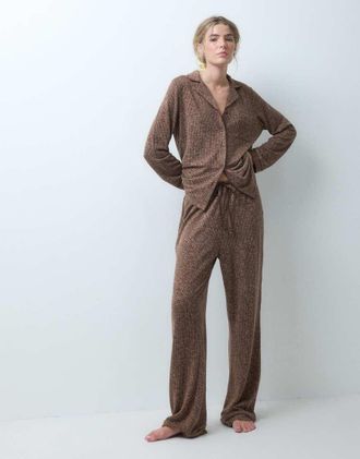 Loungeable superweiches, geb&uuml;rstetes Ripp-Set mit Reversoberteil und weiter Pyjamahose mit Paspeldetail in Braun