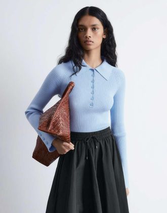 & Other Stories Polo ajusté en maille côtelée avec col en tissu contrastant - Bleu clair