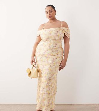 Pretty Lavish Curve Robe nuisette longue en satin &agrave; petites fleurs avec &eacute;paules d&eacute;nud&eacute;es et col b&eacute;nitier - Jaune