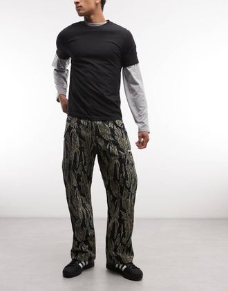 XLARGE Pantalon cargo en tissu ripstop &agrave; motif camouflage avec &eacute;tiquette - Olive-multicolore