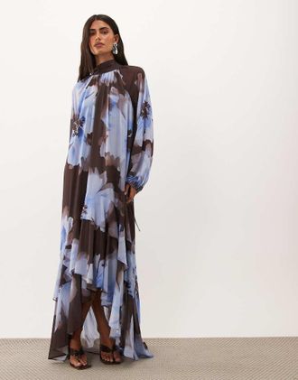 Tfnc Chiffon-Maxikleid mit hohem Kragen und gestuftem Saum in blauem Blumenmuster-Multi