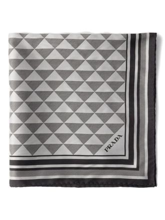 Prada foulard en soie Symbole &agrave; motif g&eacute;om&eacute;trique - Gris