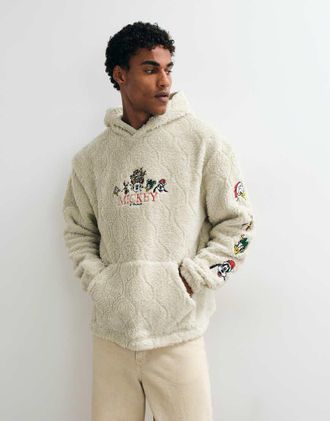 Asos Disney sweat &agrave; capuche relaxed en imitation peau de mouton avec imprim&eacute; Christmas Mickey Mouse en &eacute;cru-Blanc