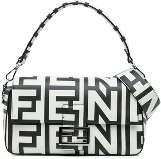 Fendi Hobo Bags - Marc Jacobs Nappa Vitello King Logo Print Baguette - Gr. unisize - in Wei&szlig; - f&uuml;r Damen
