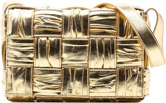 Bottega Veneta Hobo Bags - Metallic Calfskin Intreccio Plisse Cassette Crossb - Gr. unisize - in Gold - f&uuml;r Damen