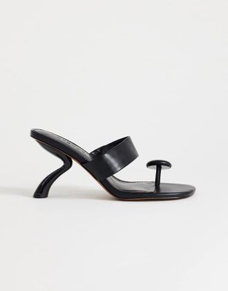 Topshop Natalie - Zehenstegsandaletten in Schwarz mit abgeschr&auml;gtem, mittelhohem Absatz