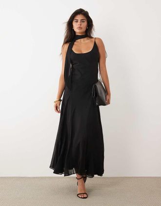 Asos Robe longue avec encolure d&eacute;gag&eacute;e &agrave; foulard et ourlet &agrave; godets - Noir-multicolore