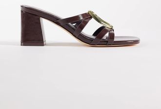 New Look Mules aus Kunstleder in Dunkelbraun mit goldfarbenem Besatz-Brown