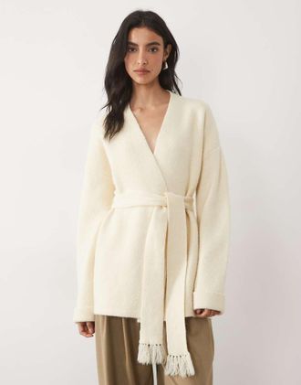 Pretty Lavish Strick-Cardigan mit Wickeloptik und Bindeband in Creme-Wei&szlig;