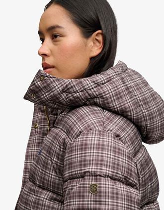 Superdry Premium karierte Steppjacke mit Print in Kastanienbraun